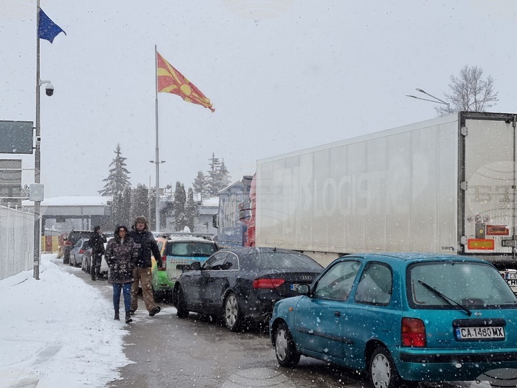 БТА :: Над 100 леки автомобила са блокирани на границата между България ...