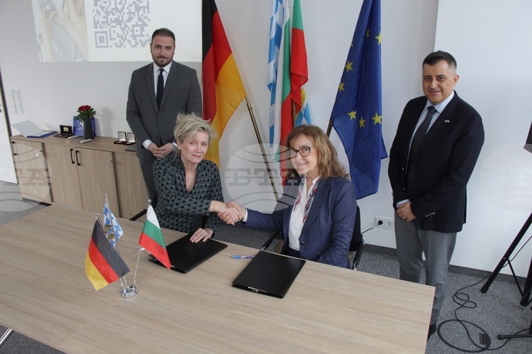 BTA :: Technical University of Varna, Deggendorf Institute Sign ...