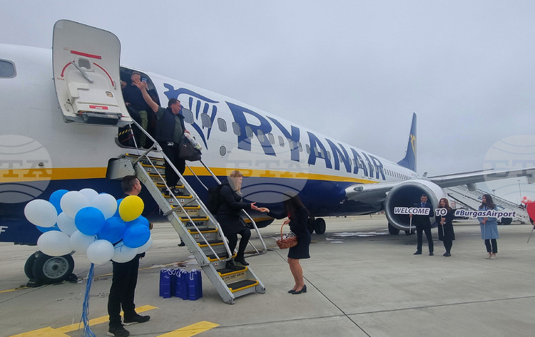 BTA :: Burgas Airport Welcomes Season's First Tourists