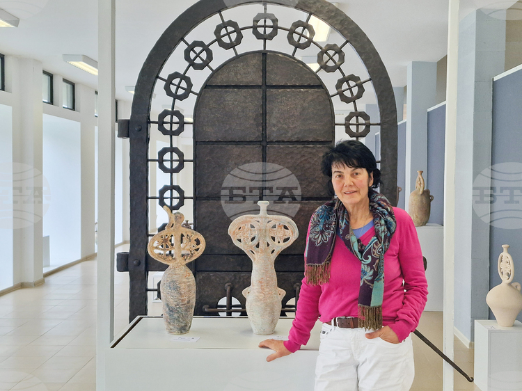 БТА :: Изложба „Завръщане“ на майсторката на керамика Евгения Георгиева е подредена в ...