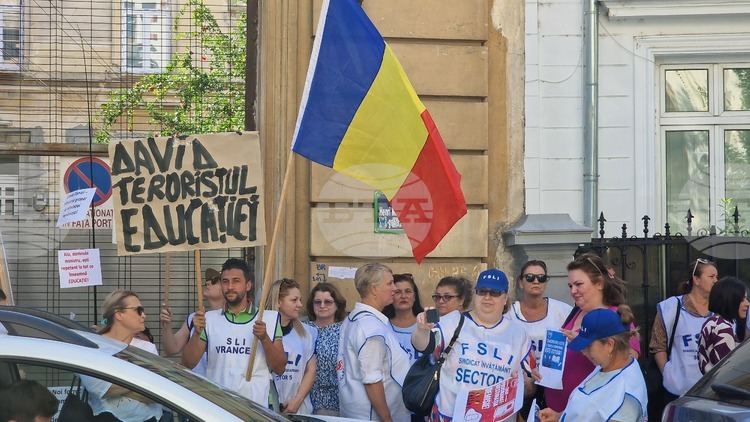 BTA :: Romanian Teachers Extend Protest into Third Day