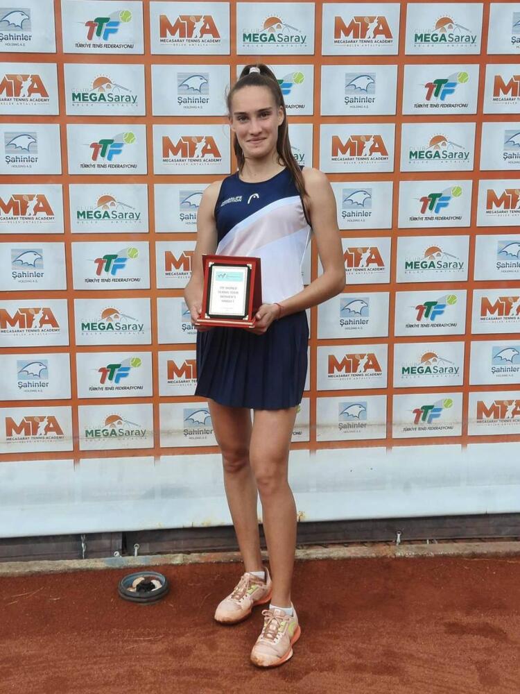 BTA :: Denislava Glushkova Wins Tennis Tournament in Antalya