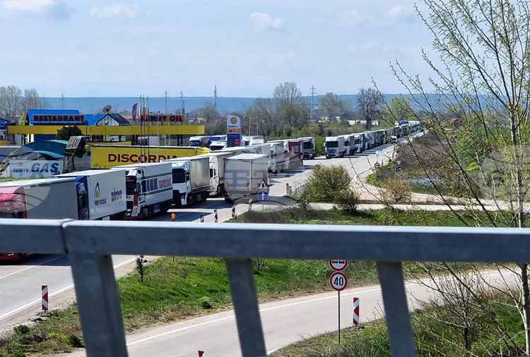 BTA :: Traffic and Long Truck Queues at Danube Bridge 2 Border ...