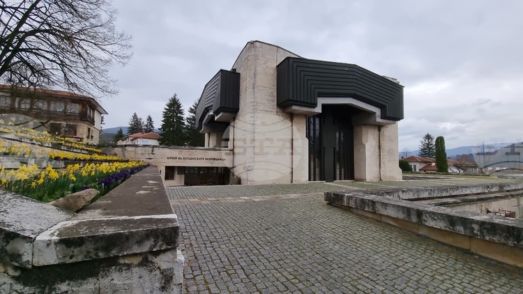 БТА :: Един от емблематичните туристически обекти в Котел – Пантеонът ...