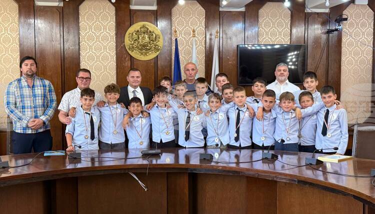 БТА :: Община Русе: Златните момчета от ХК „Мартен 67“ с награди от ...