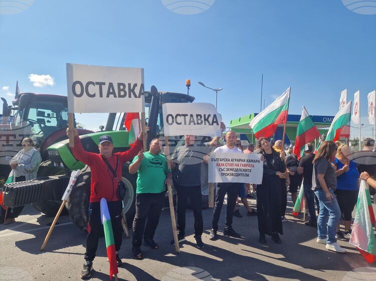 BTA :: Major Road Junction for Eastern Bulgaria Blocked by Farmers ...