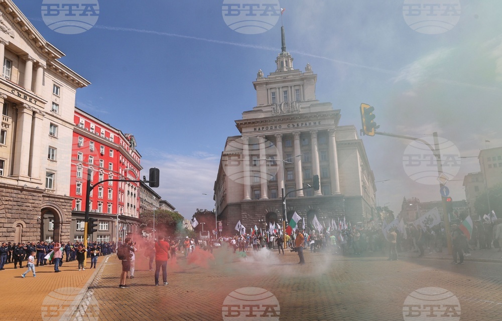 БТА :: Протестът на "Възраждане" се премести пред Министерството на ...
