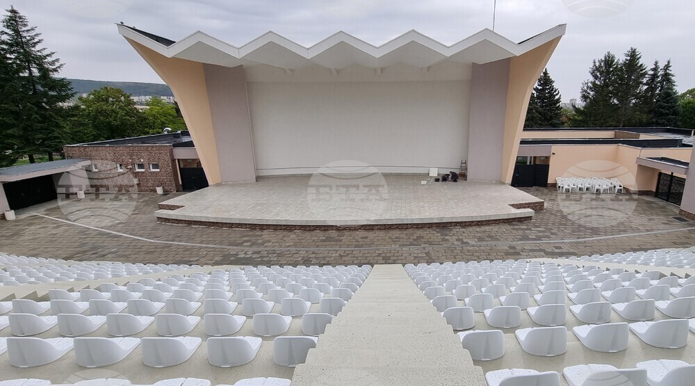 БТА :: Хореографът на Ансамбъл „Българе“ Христо Димитров ще представи ...