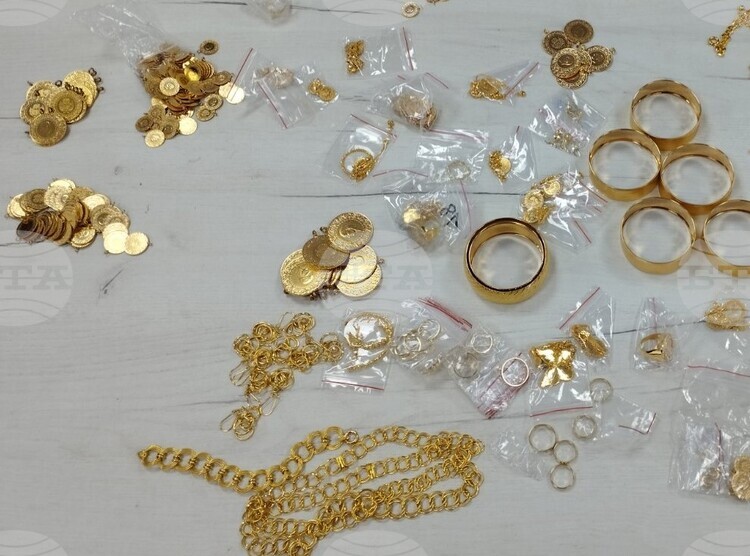 БТА :: Полицията в Сливен задържа майка и син за кражба на злато за над ...