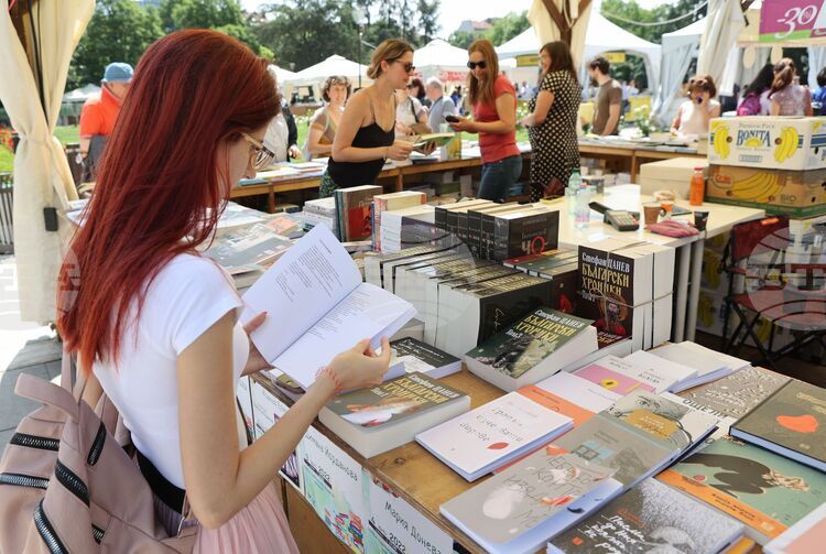 BTA :: Spring Book Fair Opens in Front of Sofia's National Palace of ...