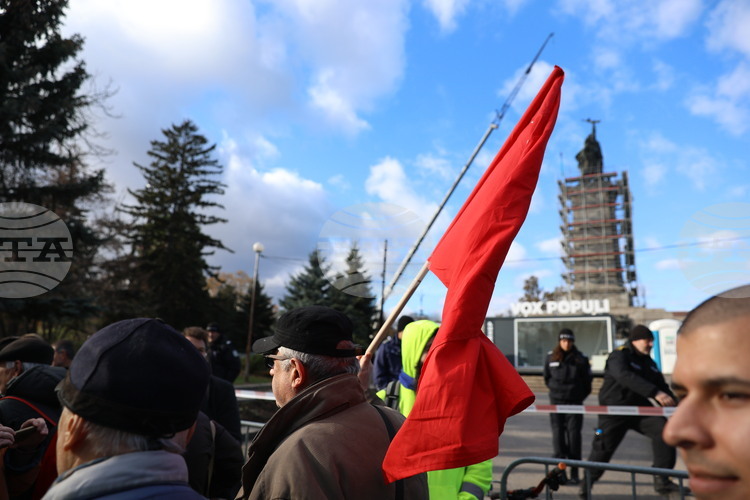 BTA :: People Rally "For" and "Against" Dismantling of Soviet Army Monument