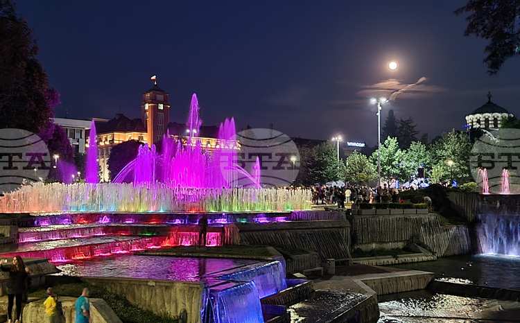 БТА :: Водната каскада и фонтаните в Плевен ще заработят с пълен ...