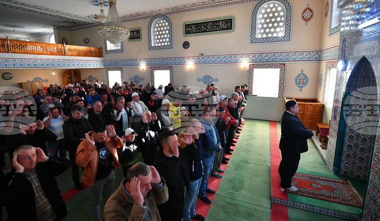 BTA :: Bulgarian Muslims Celebrate Ramazan Bayram