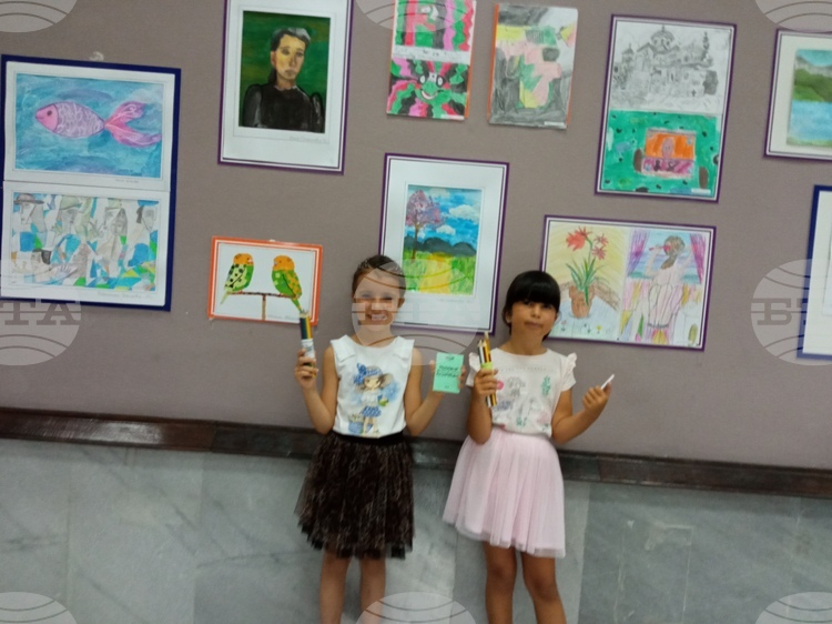 BTA :: Children in Dobrich Mark End of Summer with Joint Exhibition
