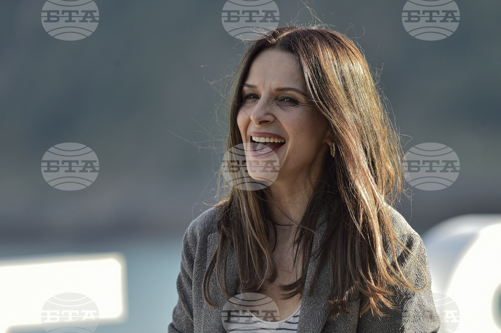 БТА Френски актриси отрязаха кичури от косите си в знак на солидарност с протестите след