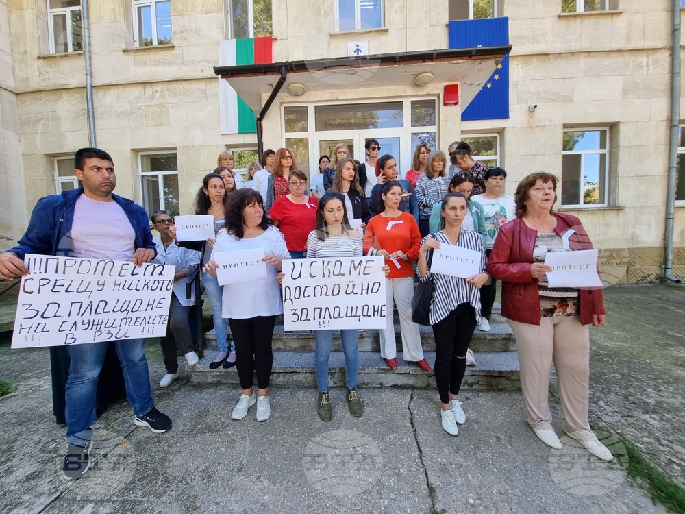 БТА :: Служители на РЗИ в Ловеч се присъединиха към националния протест ...