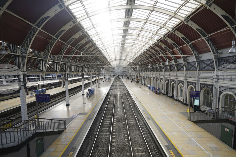 БТА :: Работещите в британския жп транспорт излизат на стачка