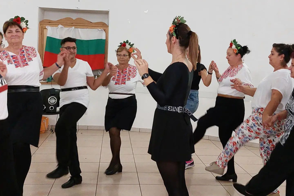 БТА :: Открит урок по български танци и народни песни се проведе в Колеферо