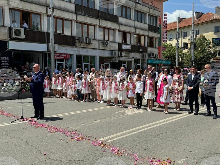БТА Министерство на образованието и науката Над 2 000 деца и ученици се включиха в шествието