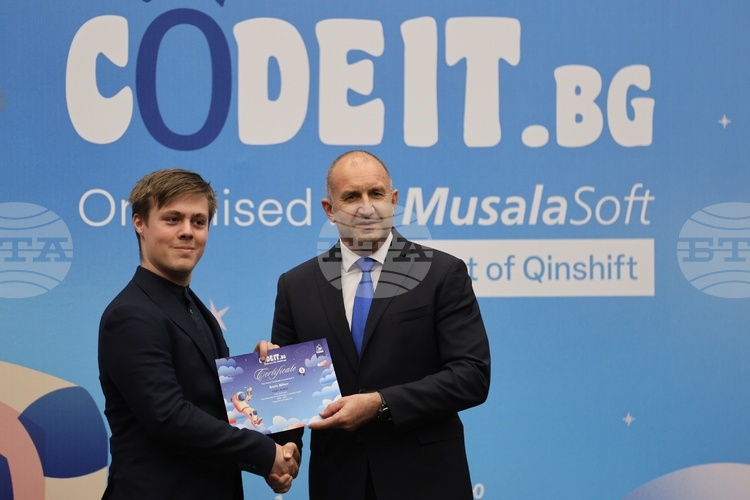 БТА :: Президентът Румен Радев награди победителя в 24-тото издание на конкурса CodeIT