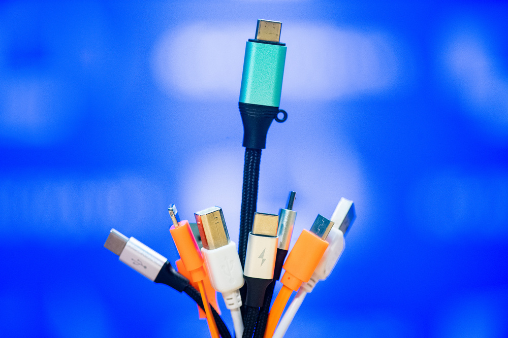 БТА :: Българската идея за универсално зарядно за мобилни устройства ...