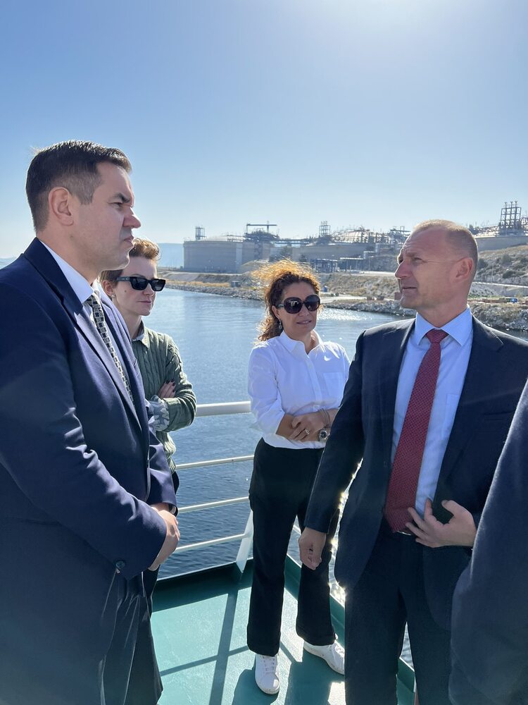 BTA :: Bulgaria's Industry, Energy Ministers Visit Revithoussa LNG Terminal