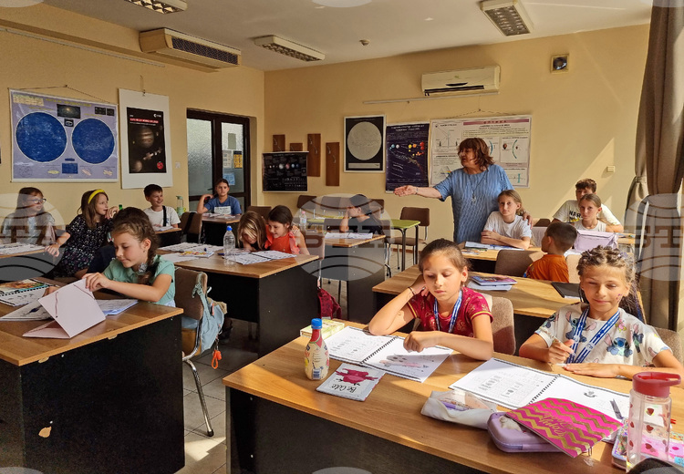 BTA :: Ukrainian Children Attend Language Course at Planetarium in Varna