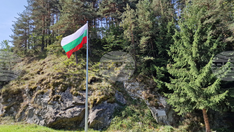 БТА :: Монтираха осемметров пилон с националното знаме в самоковското ...