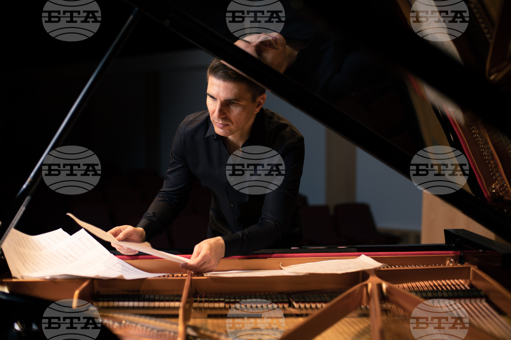 БТА :: Пианистът, композитор и преподавател по музика в Лос Анджелис ...